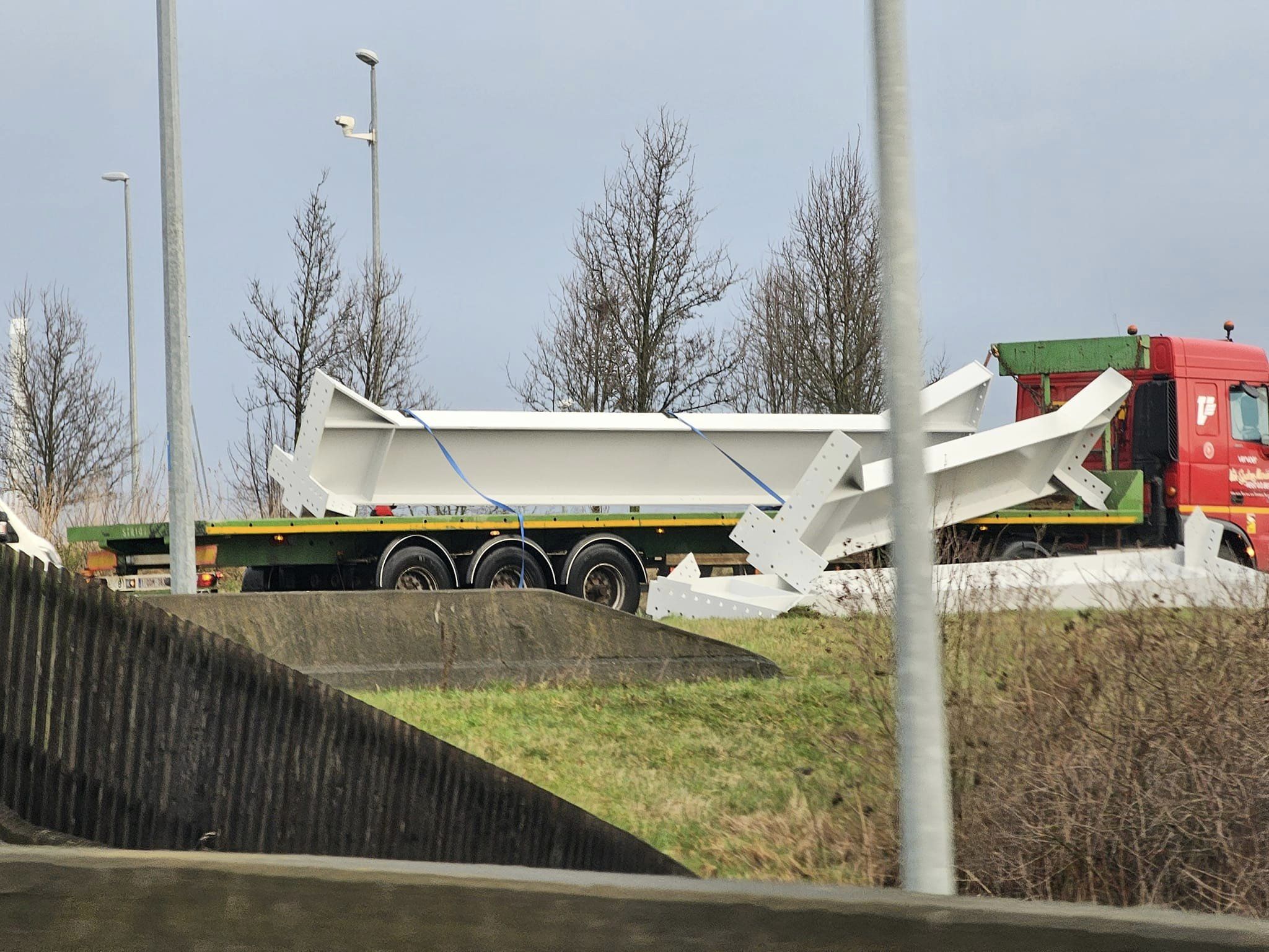 Verkeershinder aan E313 Geel-West door vrachtwagen die lading ...