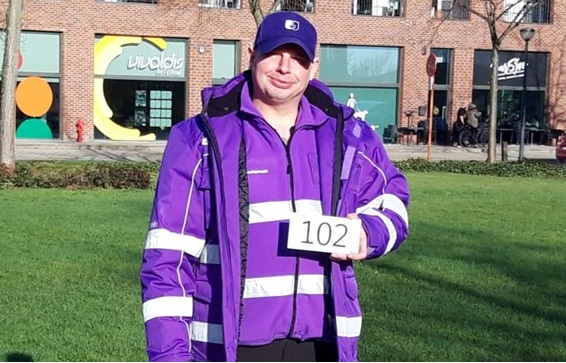 Gemeenschapswachten verdelen reflecterende huisnummers in Holven - Geel FM